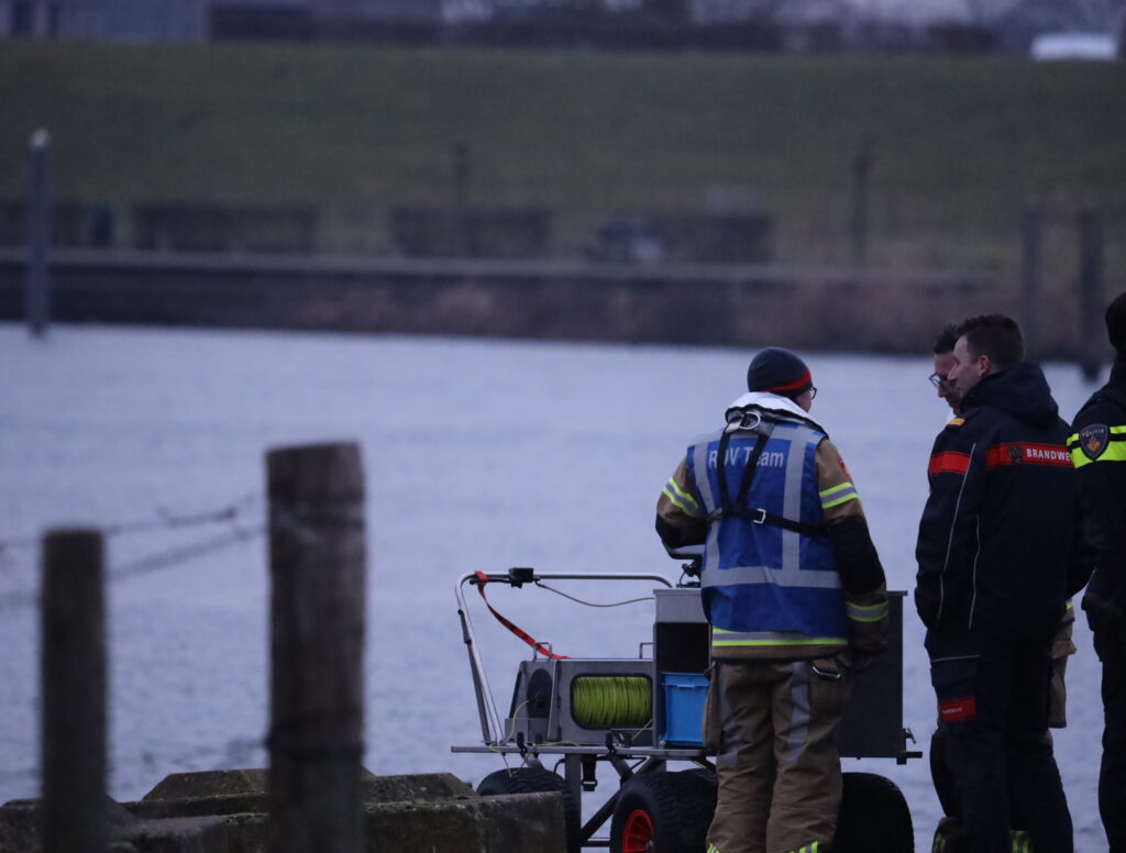 Dode man aangetroffen in auto in Maas - 112 Nederland