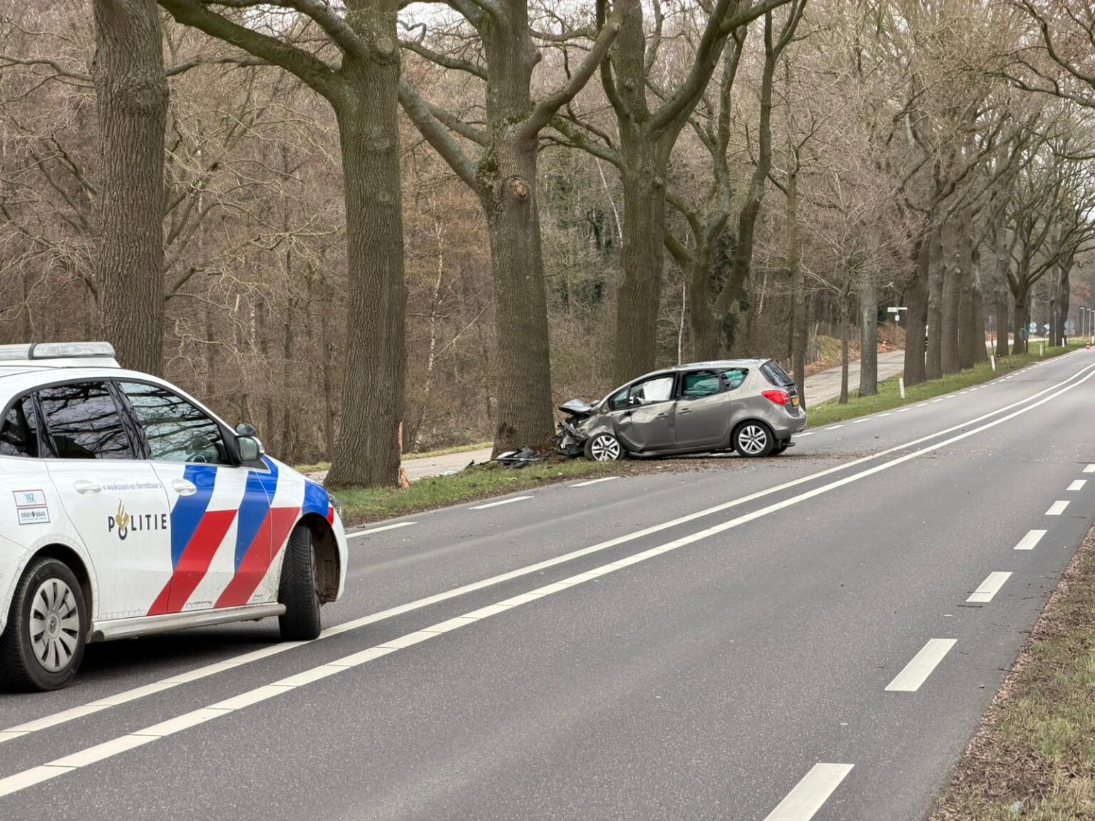 Bestuurder overleden na botsing tegen boom - 112 Nederland