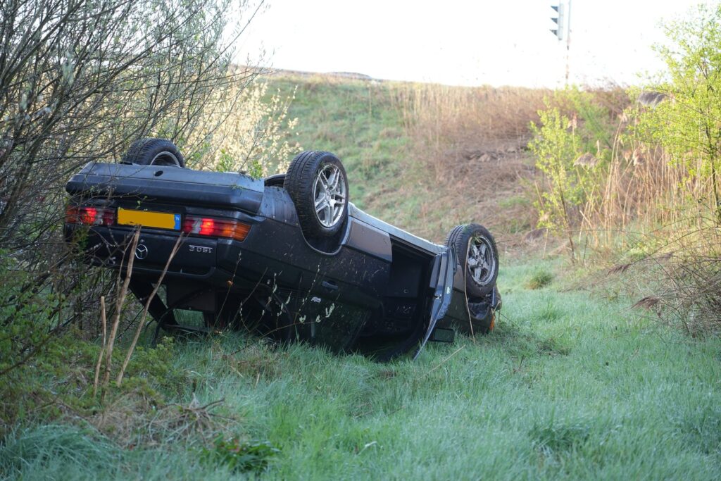 Auto slipt en rolt van talud - 112 Nederland