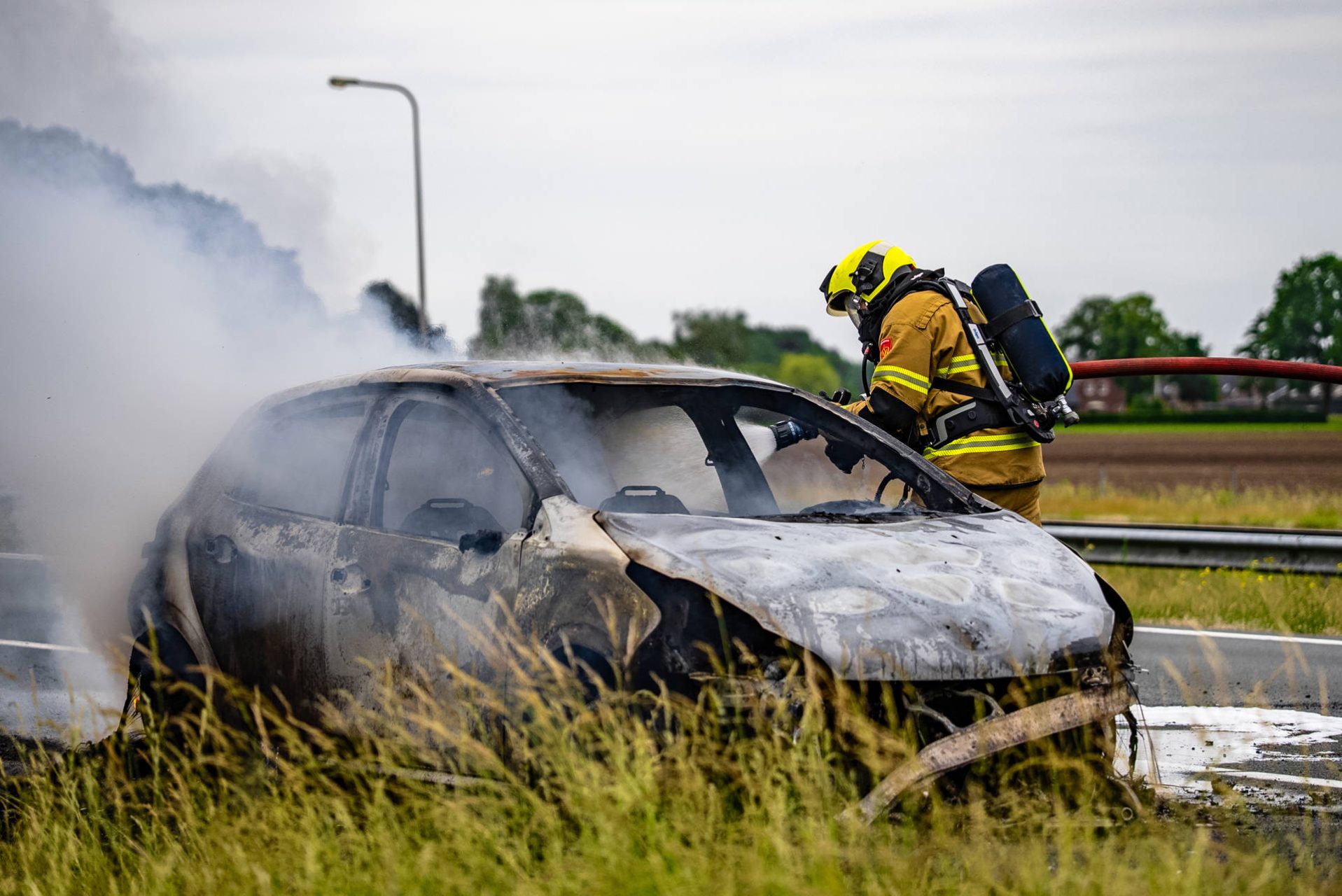 Auto brandt volledig uit op snelweg bij Schaijk